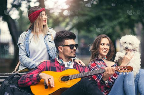 吉他进行中友谊乐趣派克大街吉他手公园长椅黑山少量人群夏天