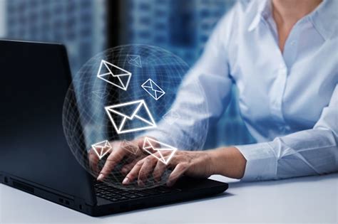 컴퓨터에서 전자 메일 메시지를 받고 읽는 사람입니다 전자 메일 보내기 개념입니다 노트북에 대한 스톡 사진 및 기타 이미지 노트북 뉴스레터 디지털 화면 Istock