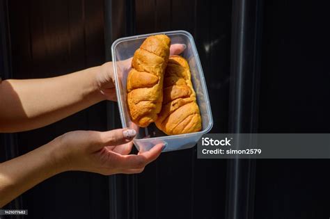 철제 금속 배경의 롤빵과 크로와상이있는 플라스틱 상자를 들고있는 여성의 손 건강한 식생활에 대한 스톡 사진 및 기타 이미지 건강한 식생활 금속 깨끗한 Istock