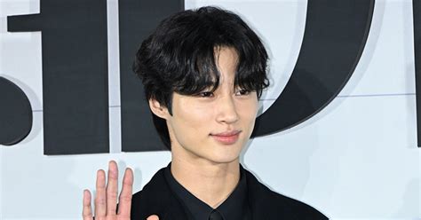 변우석 설레게 만드는 인사 [포토엔hd]