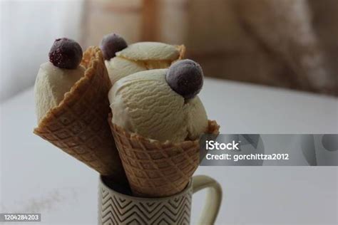 아이스크림 콘 숟가락 신선한 딸기와 민트 잎 흰색 배경 복사 공간 흰색 바닐라 아이스크림 공 0명에 대한 스톡 사진 및 기타 이미지 Istock