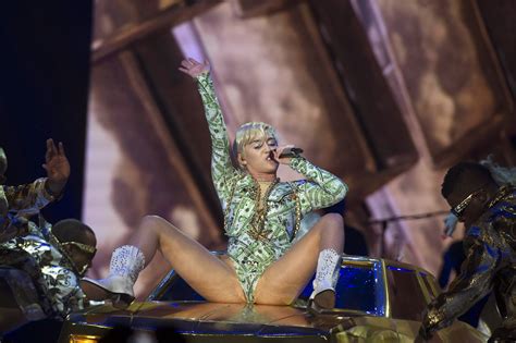 Miley Cyrus Performs Blowjob In Live Concert