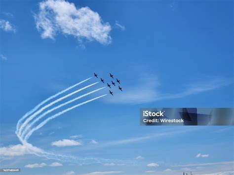 몇 대의 비행기가 함께 하늘을 날고 흔적을 남기고 있습니다 공중 뷰에 대한 스톡 사진 및 기타 이미지 공중 뷰 비행기구름 0명 Istock
