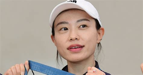 사격 은메달리스트 김예지 기자회견 중 쓰러졌다가 회복