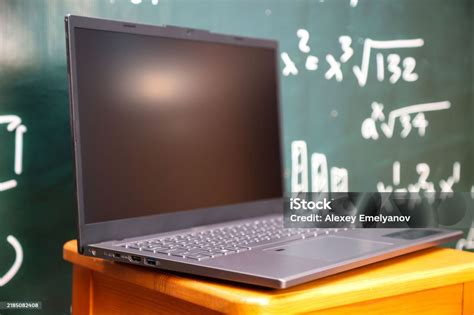 랩톱은 개인용 컴퓨터의 주요 구성 요소를 결합 할 수있는 휴대용 컴퓨터로 현대 학교에서 없어서는 안될 필수품입니다 0명에 대한 스톡 사진 및 기타 이미지 Istock