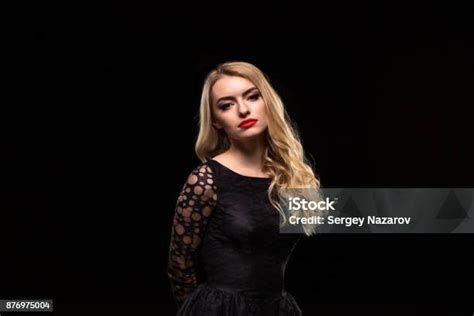 아름 다운 곱슬 머리입니다 완벽 한 메이크업 화려한 볼륨 및 금발 머리 색깔을 가진 여성 뷰티 모델 갈색에 대한 스톡 사진 및 기타 이미지 Istock