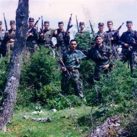 Држављани Републике Српске Државна застава Републике Српске и застава Српског народа коју