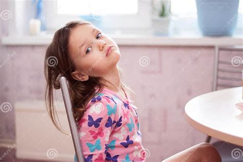 Маленькая девочка после завтрака в утре Стоковое Изображение изображение насчитывающей утро