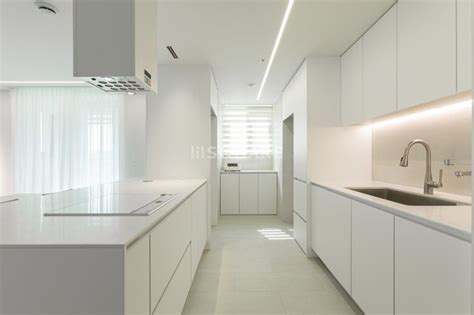 서초 30평대 화이트 모던 아파트 대면형 주방 인테리어 In 2024