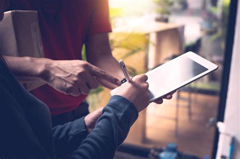 배달 남자로부터 상자 소포를 얻기로 태블릿에 고객 사인 이름 2명에 대한 스톡 사진 및 기타 이미지 2명 고객 남자 Istock