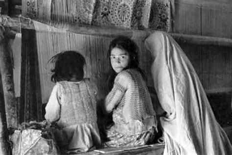 یک عکس یک روایت دختران قالی‌باف در همدان سال ۱۳۰۰ شمسی