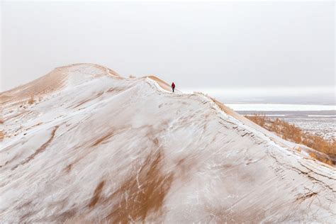 눈 덮인 모래 언덕 위의 외로운 하이커 · 무료 스톡 사진