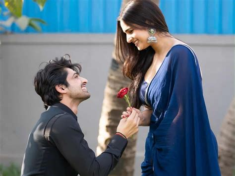 Abhishek Kumar Goes Down On Knees To Propose Ayesha Khan Video