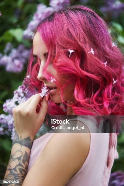 빨간 머리와 큰 모자 직업 여름에 라일락 색상의 봄 초상화패션 소녀 아름 다운 빨간 분홍색 드레스 여자의 몸에 문신 밝은 메이크업 전문 헤어 컬러링 관능에 대한 스톡 사진
