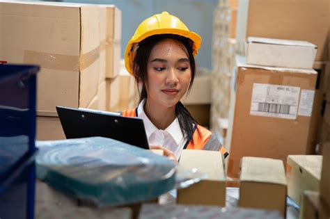 창고 공장의 근로자가 선반에 상자를 배치하고 정보에 테이블 키를 사용합니다 Teamwork Makes The Dream Work에 대한 스톡 사진 및 기타 이미지