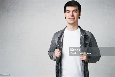 젊은이에 공백 T셔츠와 재킷 배경 벽 스튜디오 초상화 T 셔츠에 대한 스톡 사진 및 기타 이미지 T 셔츠 공란 남성 Istock