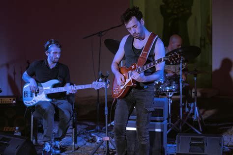 공연 기타 솔로 기타리스트 드러머 드럼 세트 라이브 밴드 라이브 쇼 라이브 음악 락 록 음악 마이크로폰 뮤지션 뮤직 페스티벌 밤 밤문화 밴드