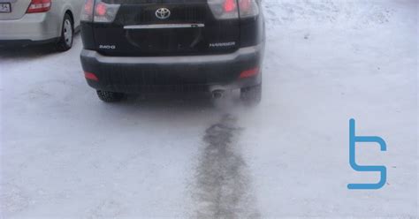 Түгжрэл ихтэй замд автомашины яндангийн ус тогтож хөлдсөнөөс гулгаа