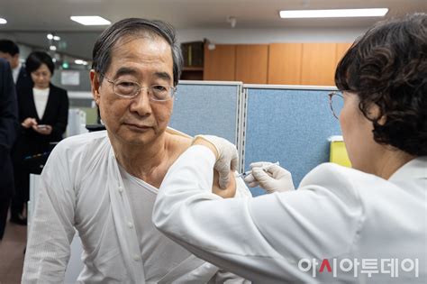 포토 한덕수 총리 코로나19 백신 접종 아시아투데이