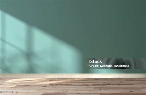 청록색 녹색 벽 베이스보드 나무 쪽모이 세공 마루 바닥이 있는 빈 방의 전면 모습 창문에서 얼룩덜룩한 햇빛 청록색 배경에 대한 스톡 사진 및 기타 이미지 Istock