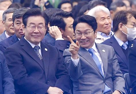 포토 대화하는 강기정 광주광역시장과 이재명 더불어민주당 대표 위키트리