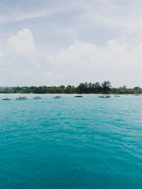 집 밖의 고요한 구름 레저 바다 바다 경치 바다 여행 바다 전망 배 보트 보트 여행 보트 타는 블루 섬 섬보기 수평선 수평선 이상 아시아