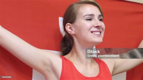 스위스 젊은 여자 기념 슬로우 모션에서 스위스의 깃발을 들고 Championship에 대한 스톡 사진 및 기타 이미지