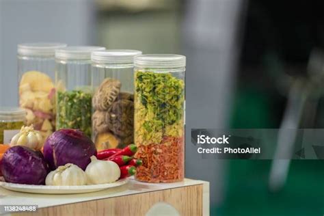 유리 항아리 양파 사탕 무 당근 호박 월계수 잎 은행 짚 냅킨과 나무 배경에 말린 야채 슈퍼 푸드 허브 과일에 대한 스톡 사진 및 기타 이미지 Istock