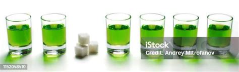 압생트 그린 주류 안경 알콜 성 환각 음료 흰색 배경입니다 흰 설탕 조각 감귤류 과일에 대한 스톡 사진 및 기타 이미지 감귤류 과일 공휴일 금지됨 Istock