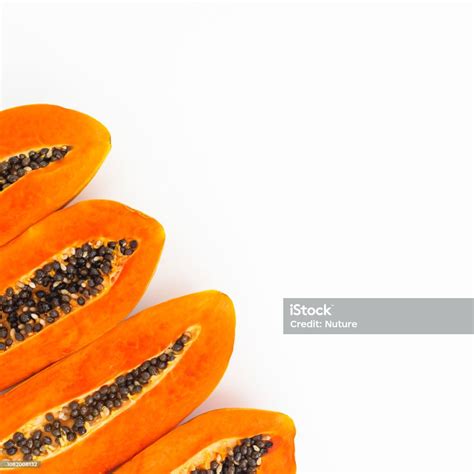 흰색 바탕에 신선한 파파야의 쪼 갠 다입니다 플랫이 하다 최고의 볼 수 있습니다 과일 개념 0명에 대한 스톡 사진 및 기타 이미지 Istock