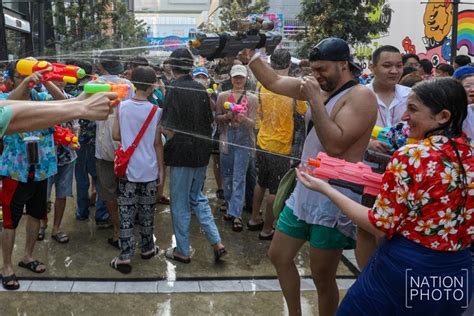 สงกรานต์ 2566 ที่สยามวันแรกคึกคัก คนไทยและชาวต่างชาติแห่เล่นน้ำแน่น