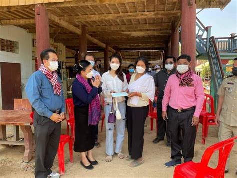 សម្ដេចតេជោ ផ្ដល់ថវិកា២លានរៀលដល់គ្រួសារសពកុមារីដែលបានស្លាប់ដោយសារ វីរុសផ្ដាសាយបក្សី H5n1