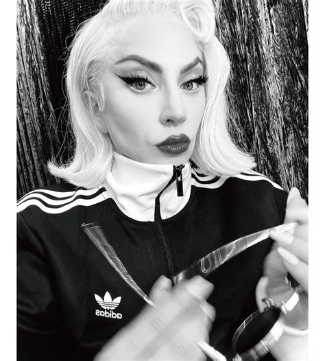 女神卡卡 LadyGaga 9 3 IG更新燕尾服是我的標準配備 小怪獸軍團 littlemonsters Dcard