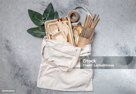 에코 크래프트 종이와 나무 식기 린넨 백에 종이 컵 접시 가방 접시 나무 칼붙이 재활용 또는 친환경 개념 0명에 대한 스톡 사진