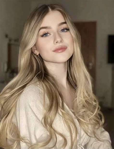 Blonde With Very Nice Framing ~ R Sexpots