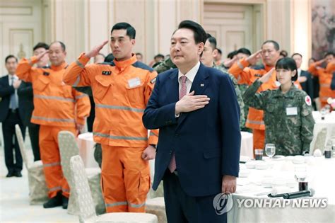 尹锡悦与赴土救援队共进午餐 韩联社