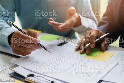 스마트 폰 응용 프로그램 레이아웃 프로토 타입 프로젝트에 설계 Ux 또는 Ui 디자이너 2명에 대한 스톡 사진 및 기타 이미지