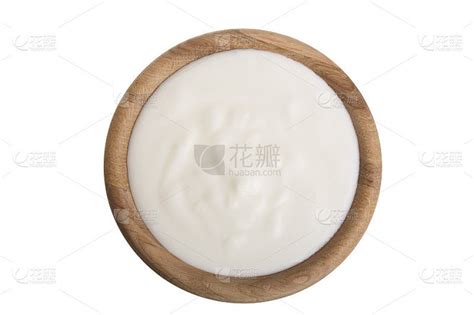 酸奶在一个木碗孤立在白色背景俯视图
