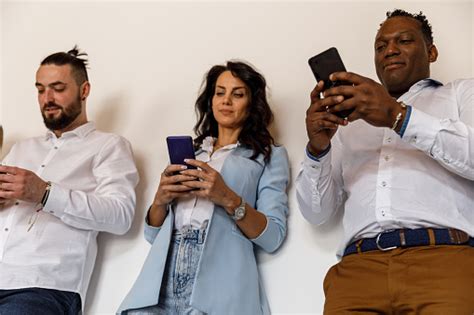 벽에 기대어 서서 줄을 서서 스마트폰을 사용하는 다양한 그룹의 사람들 30 34세에 대한 스톡 사진 및 기타 이미지 30 34세 35 39세 40 44세 Istock