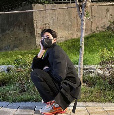 송강 치명적인 표정으로 꽃받침…마스크 써도 여전한 잘생김 [스타★샷] Zum 뉴스