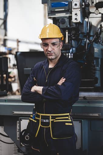 공장에서 일하는 노동자의 초상화 공장에서 실내에서 산업 노동자의 초상화 하드 모자를 가진 젊은 기술자 개념에 대한 스톡 사진 및 기타 이미지 Istock