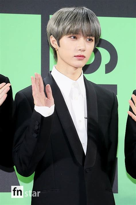 포토 TXT 범규 애쉬그레이 헤어로 신비롭게 헉스