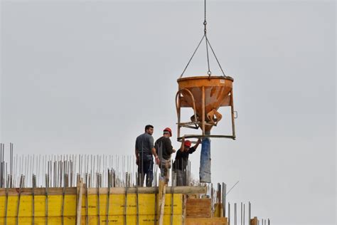 무료 사진 빌딩 콘크리트 건설 노동자 위험 노동자 작업 노동자 크레인 산업 산업