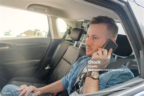 택시 신청으로 출퇴근 길에 스마트폰으로 대화를 나누는 청년 20 29세에 대한 스톡 사진 및 기타 이미지 20 29세 거리 남자 Istock
