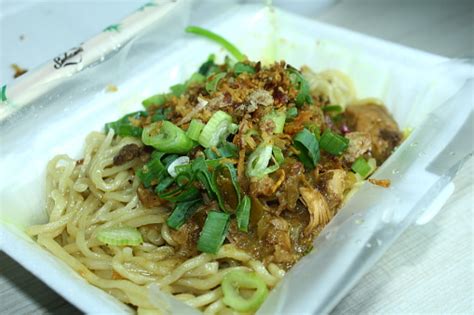 미에 아얌 전형적인 인도네시아 음식 스티로폼 상자에 닭고기와 야채를 곁들인 국수 아시아 음식 배달 길거리 음식 컨셉 0명에 대한 스톡 사진 및 기타 이미지 Istock