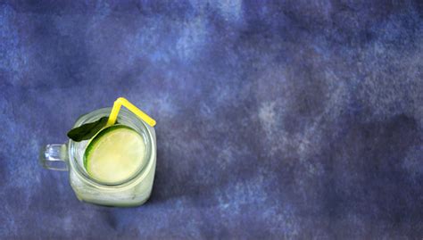 얼음이 있는 유리 모히토 머그잔 라임 조각 마시는 튜브가 회색 배경에 있습니다 0명에 대한 스톡 사진 및 기타 이미지 0명 감귤류 과일 건강한 생활방식 Istock