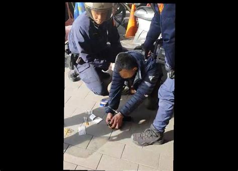 騎車滑手機見警狂逃 46歲男身藏毒品躲巷弄被逮 蕃新聞