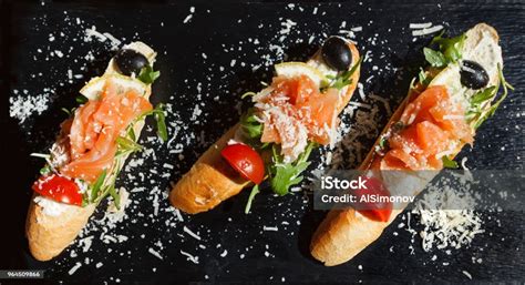 3 연어 샌드위치 장식 허브 레몬 올리브 및 천연 슬레이트 보드로 만든 검은색 토마토 0명에 대한 스톡 사진 및 기타 이미지 0명 3가지 개체 강판에 갈기 Istock