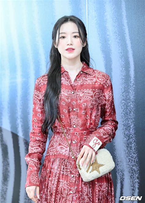 더현대 골든구스 행사 참석한 여자 아이들 소연x슈화 스퀘어 카테고리