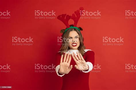 빨간 배경에 고립 된 크리스마스 사슴처럼 아름다운 여자 2021 년 새해 겨울 분위기 휴일의 개념 12월에 대한 스톡 사진 및 기타 이미지 Istock